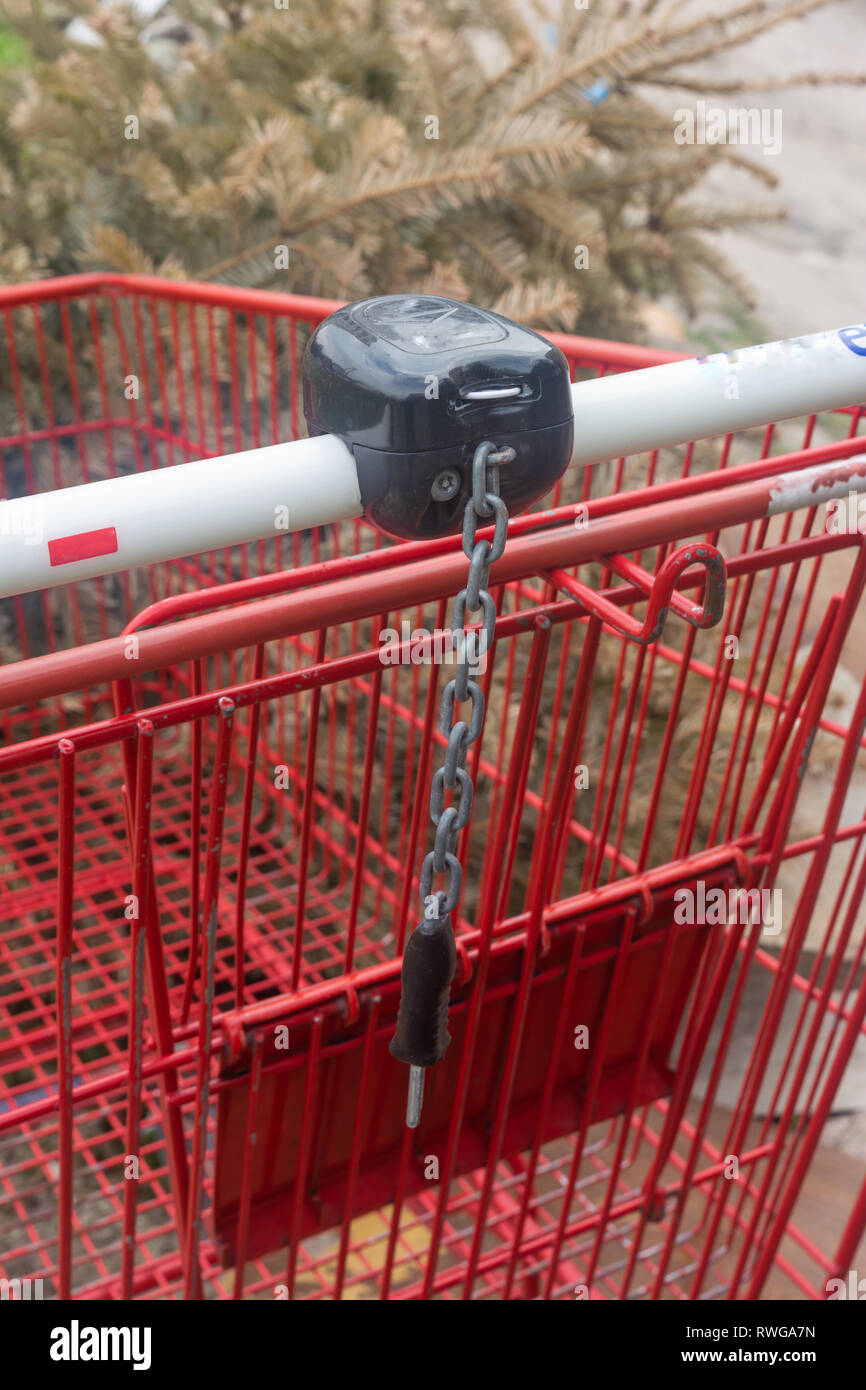 Supermarket trolley and lock hi-res stock photography and images - Alamy