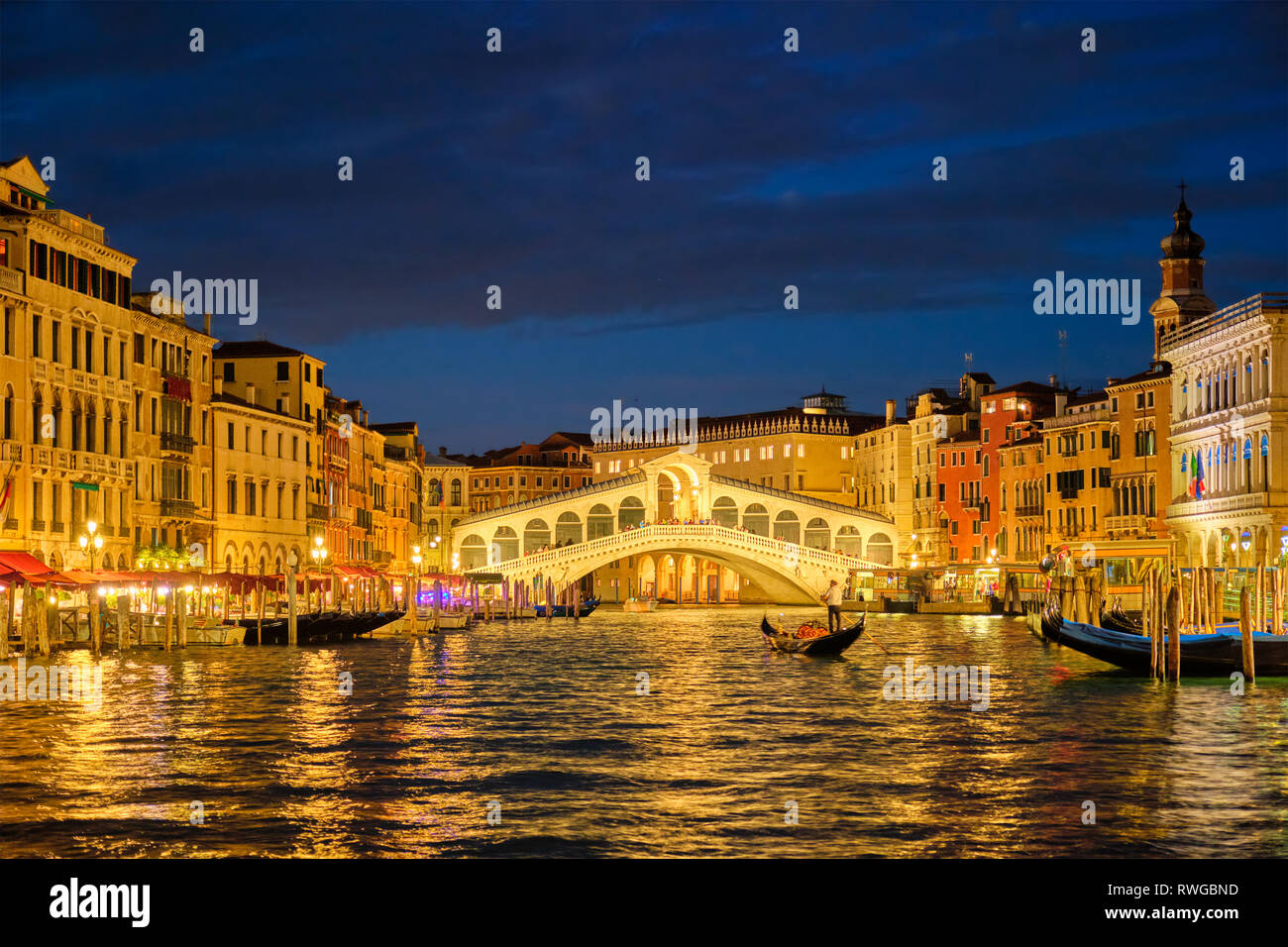 Venice ponte rialto gondola hi-res stock photography and images - Alamy