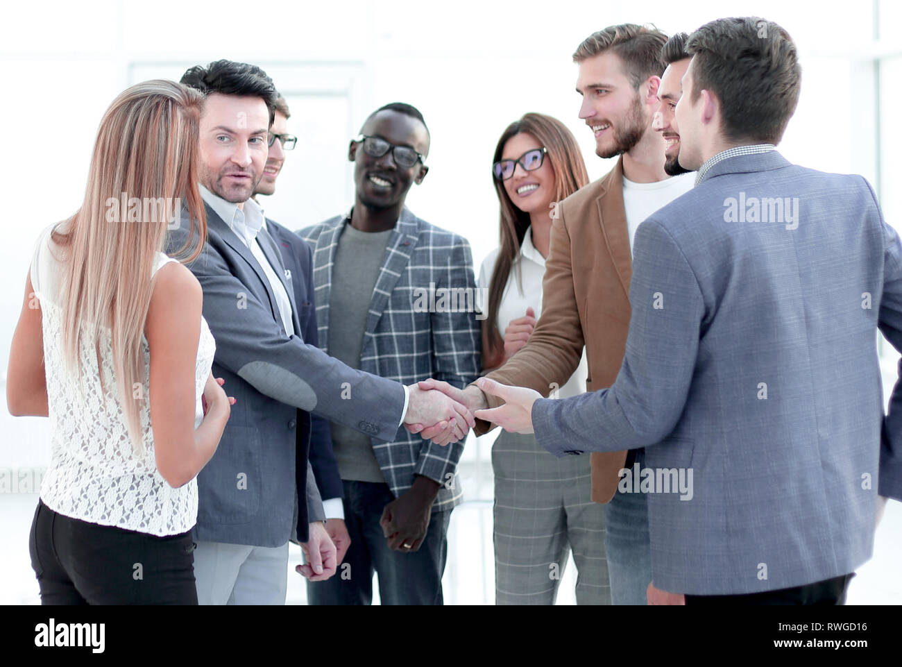 welcome and handshake of business partners Stock Photo - Alamy