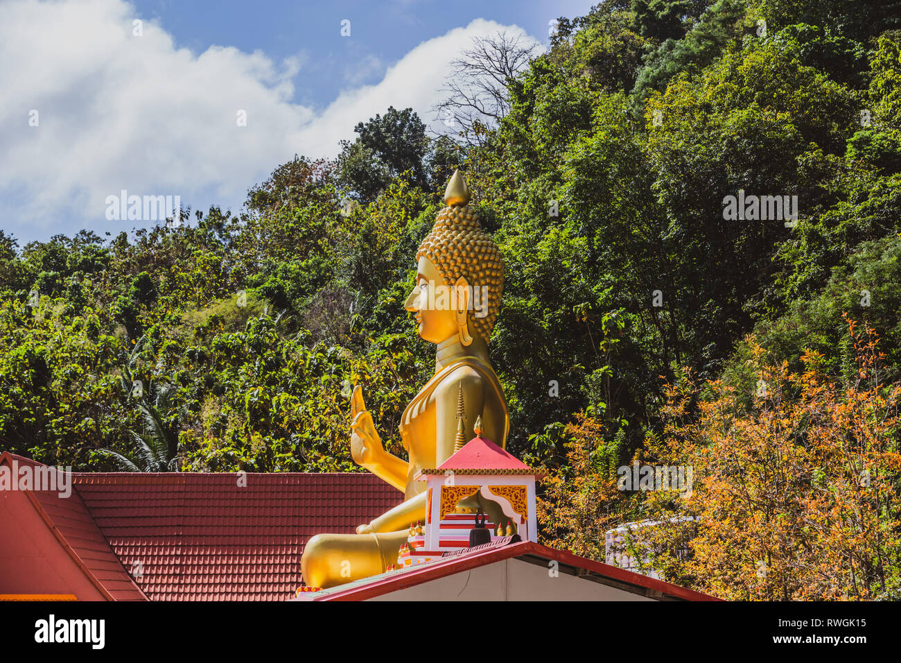 Wat Khao Rang Samakkhitham Buddhist Templ Stock Photo - Alamy
