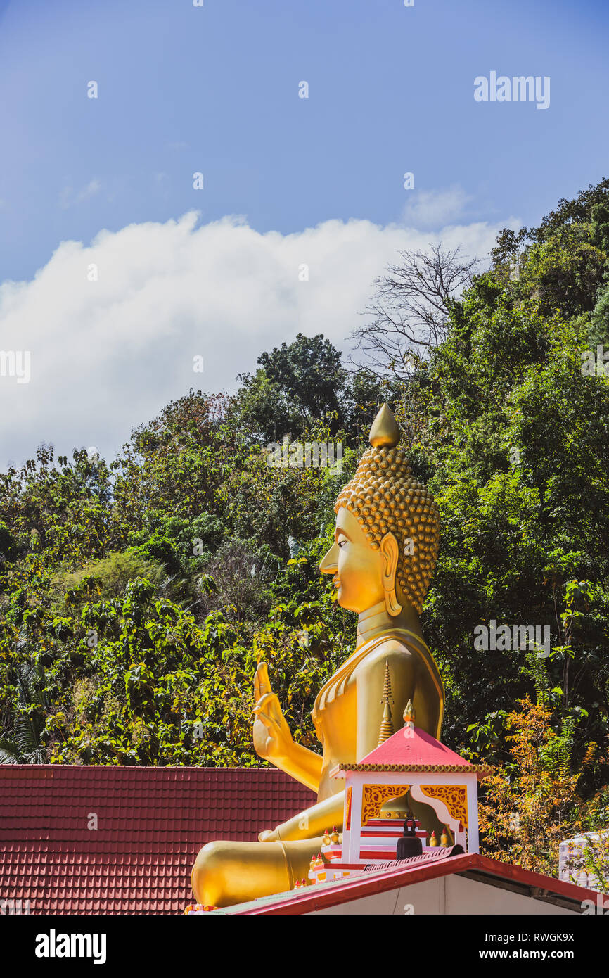 Wat Khao Rang Samakkhitham Buddhist Templ Stock Photo - Alamy
