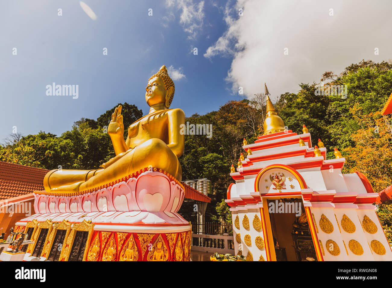 Wat Khao Rang Samakkhitham Buddhist Templ Stock Photo - Alamy