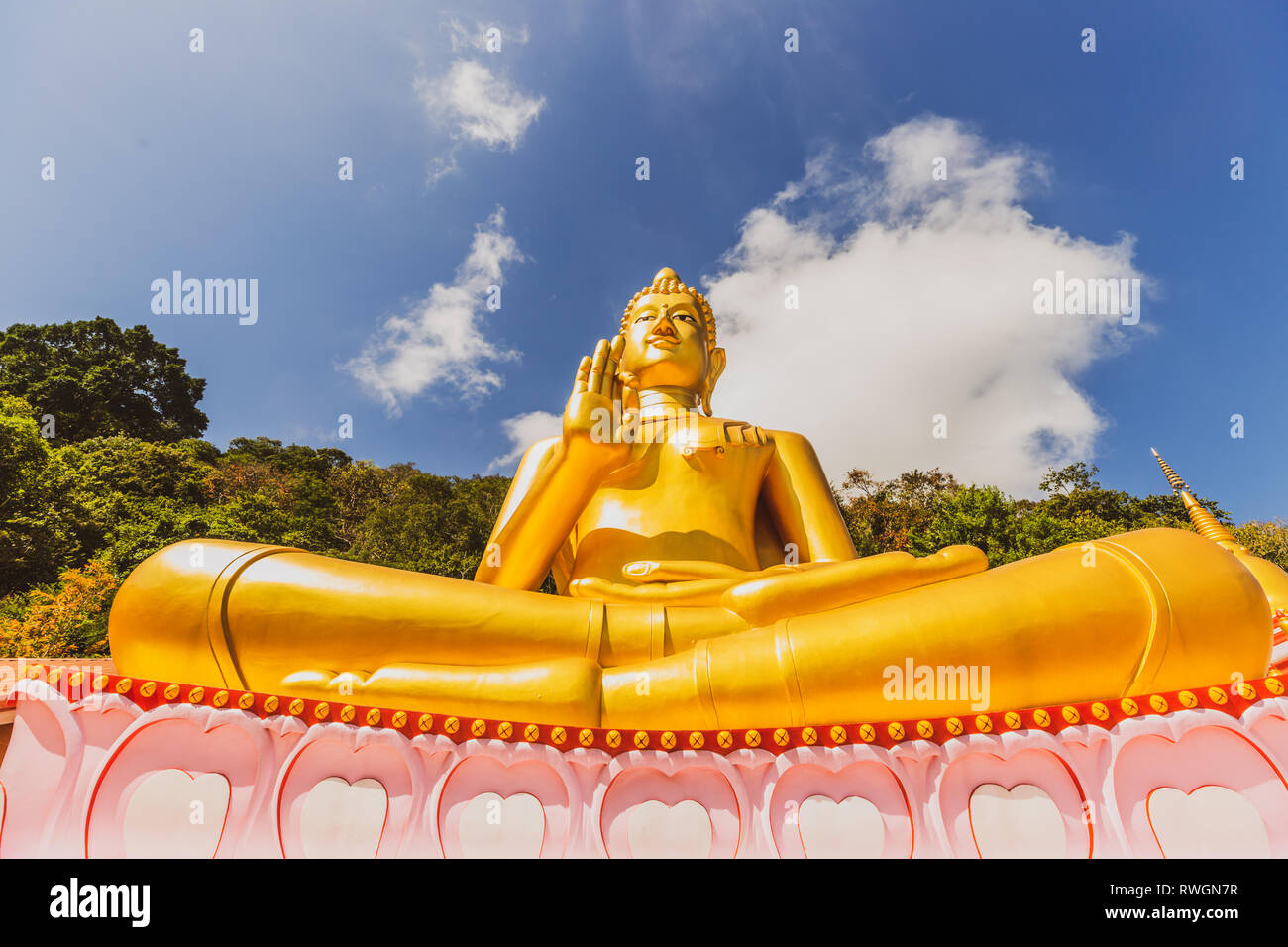 Wat Khao Rang Samakkhitham Buddhist Templ Stock Photo - Alamy