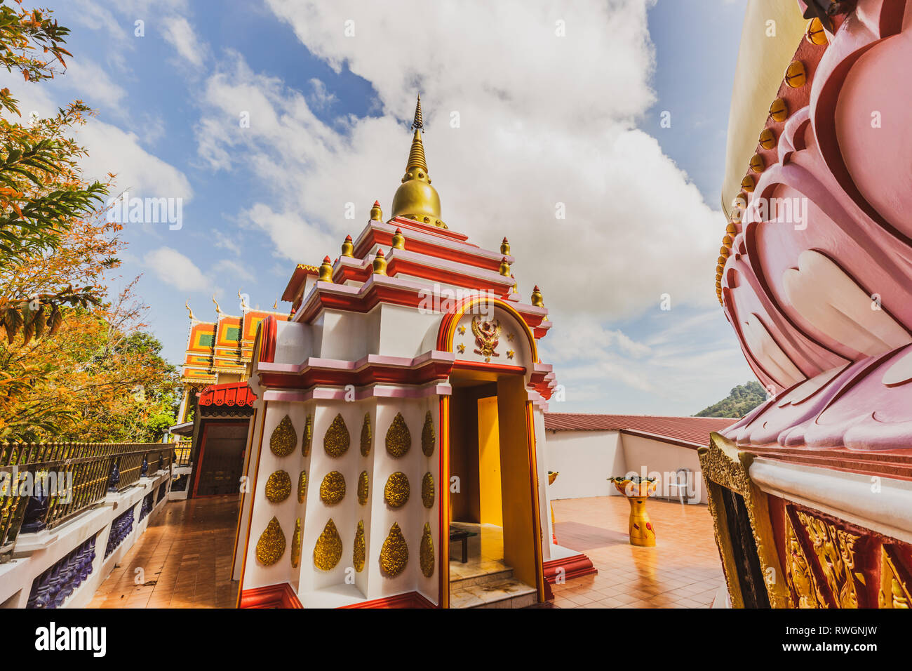 Wat Khao Rang Samakkhitham Buddhist Templ Stock Photo - Alamy