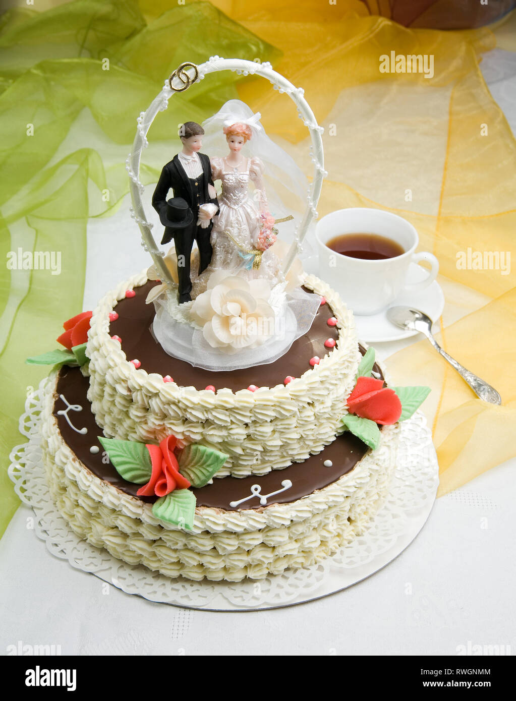 wedding cake - Bride and Groom Stock Photo - Alamy