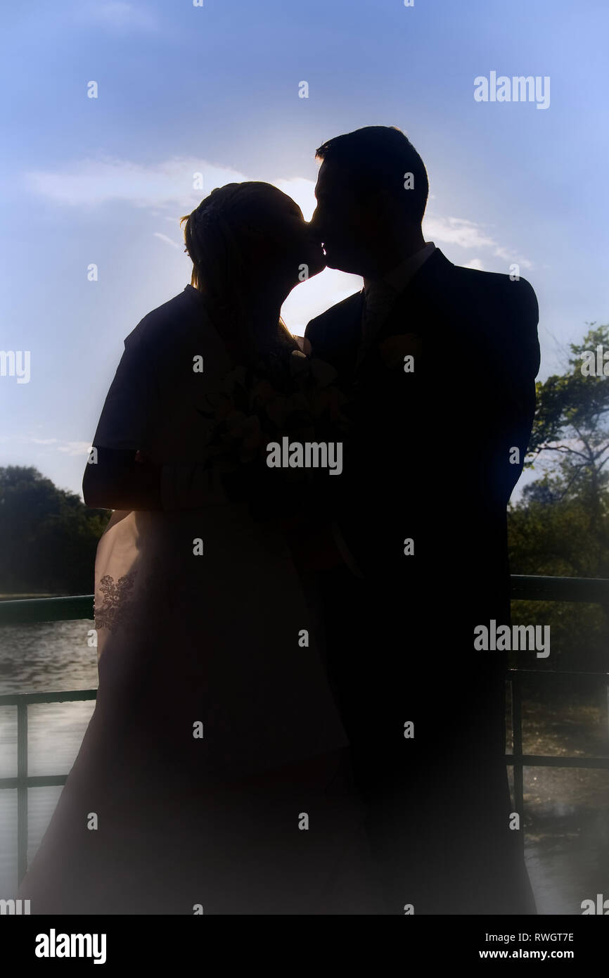 Married couple kissing hi-res stock photography and images - Alamy