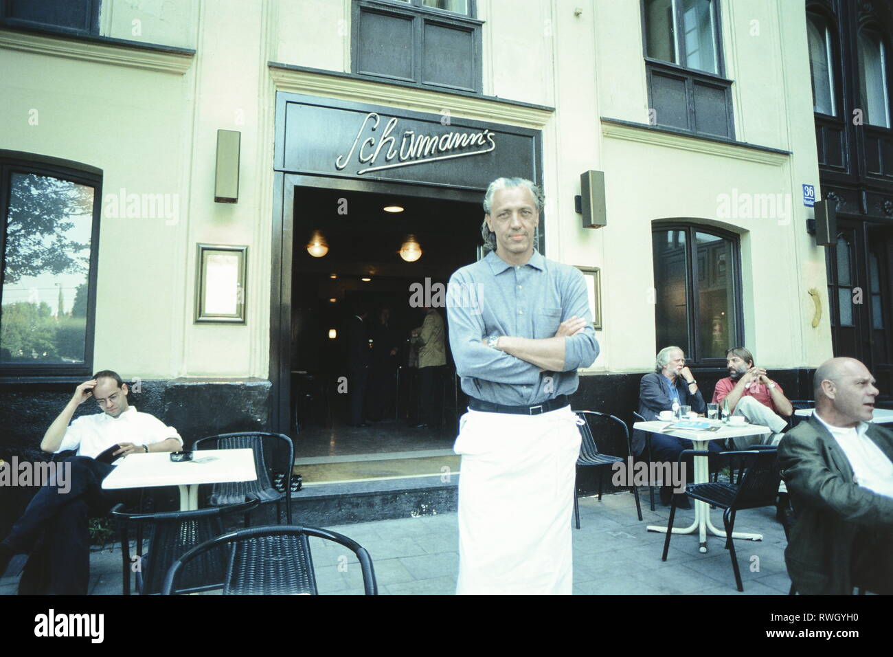 1990s hairstyles hi-res stock photography and images - Alamy
