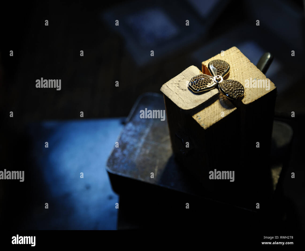 Pinched ring hi-res stock photography and images - Alamy