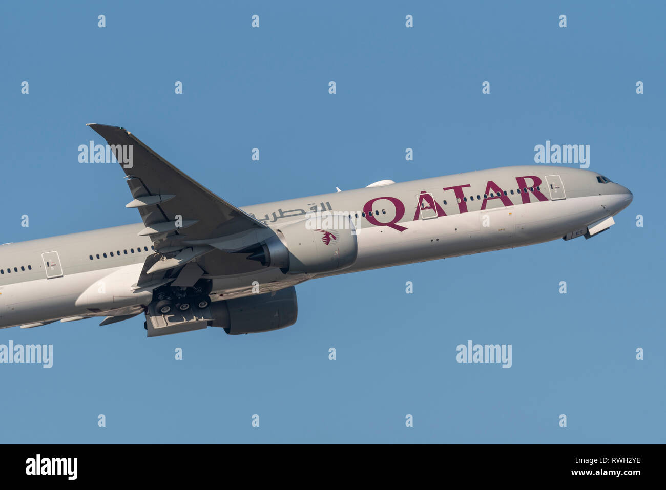 Qatar Airways Boeing 777 Stock Photos & Qatar Airways Boeing 777 Stock ...