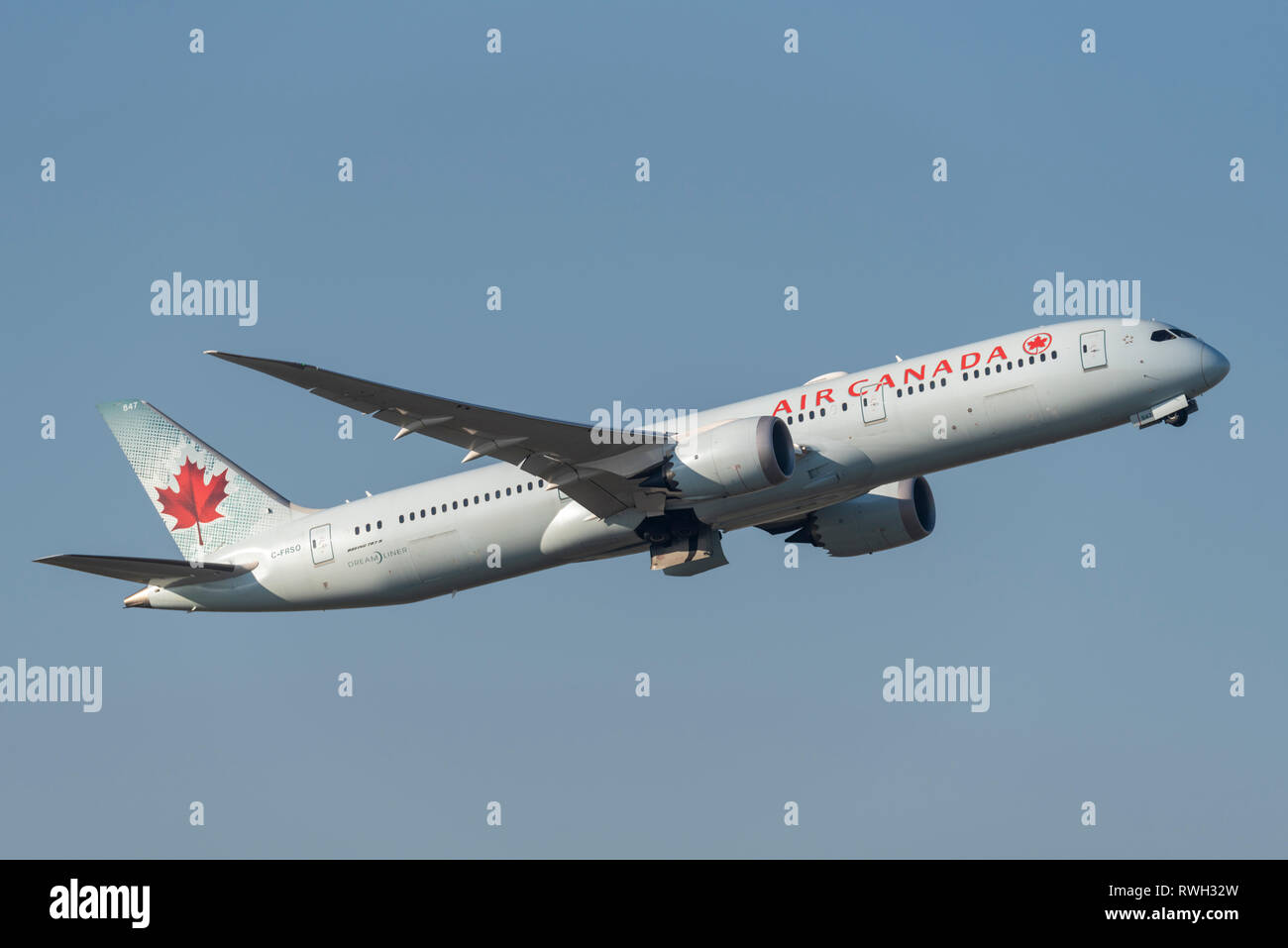 Boeing 787 dreamliner taking off hi-res stock photography and images ...