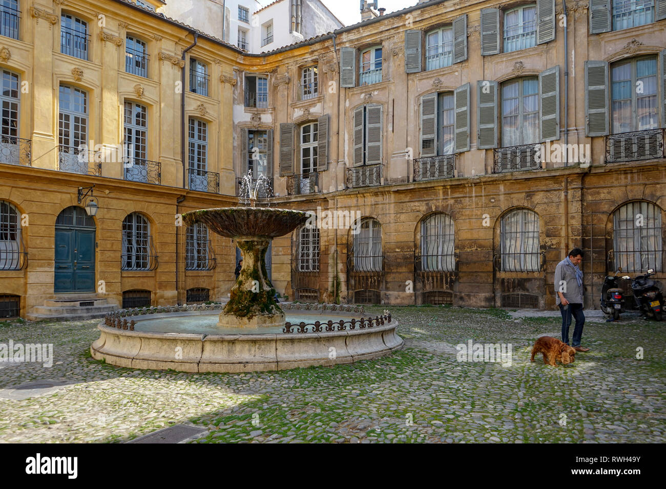 Bouches-du-Rhone (13). Aix en Provence. Albertas square fountain Stock ...