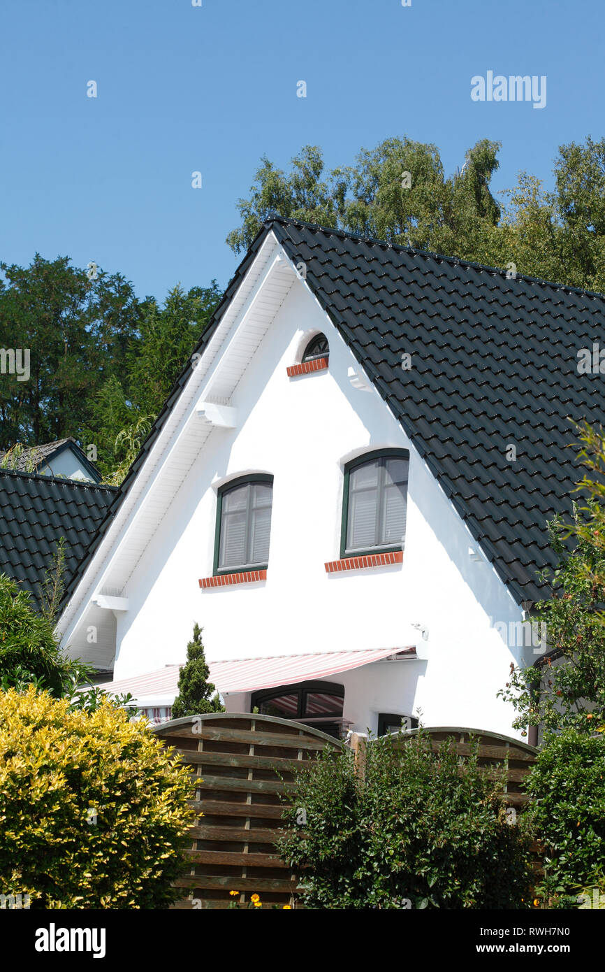 Modern white residential building hi-res stock photography and images ...