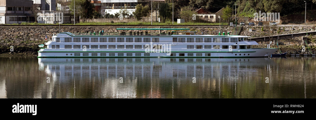 River cruise douro hi-res stock photography and images - Alamy