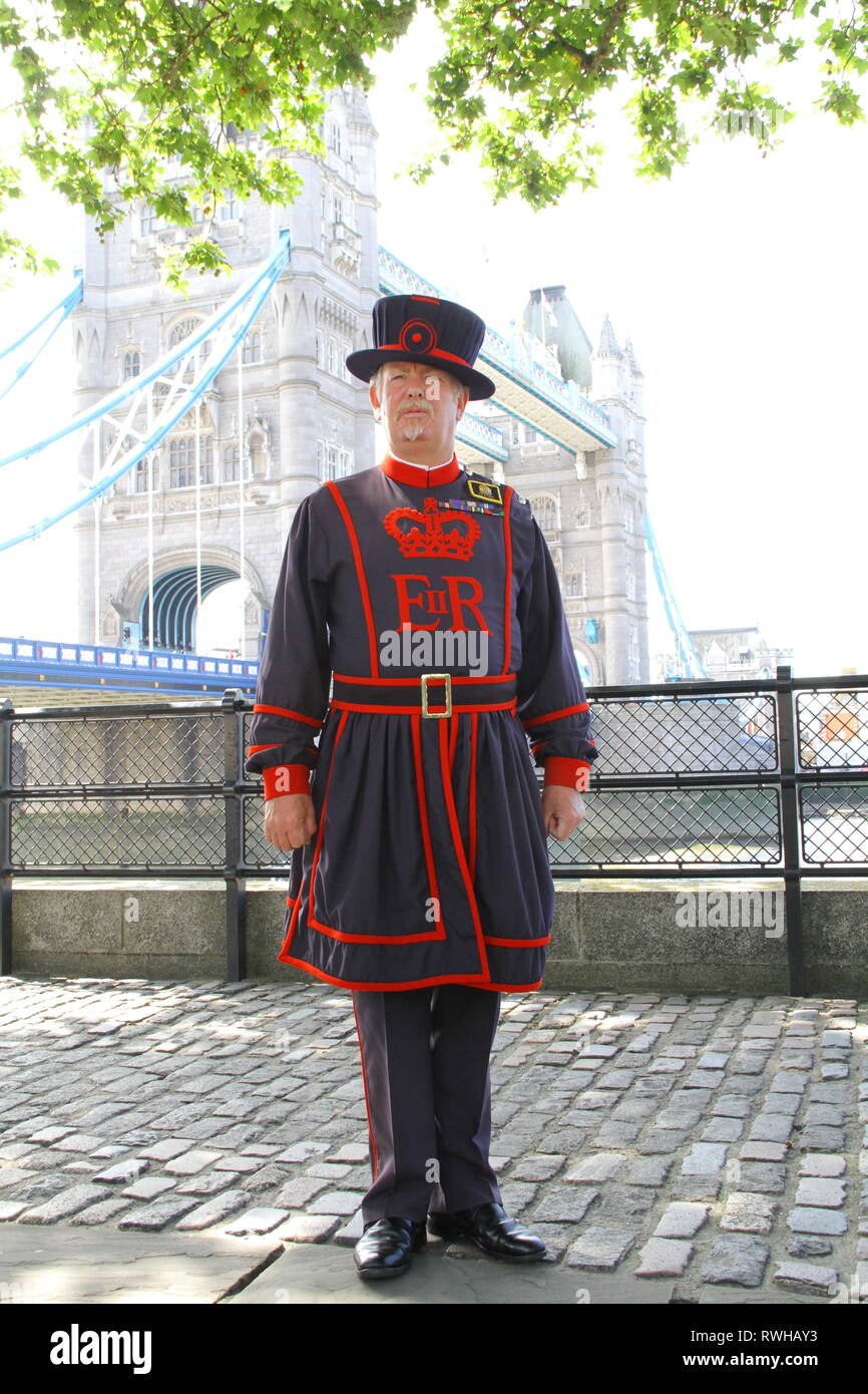 Portrait of a beefeater hi-res stock photography and images - Alamy