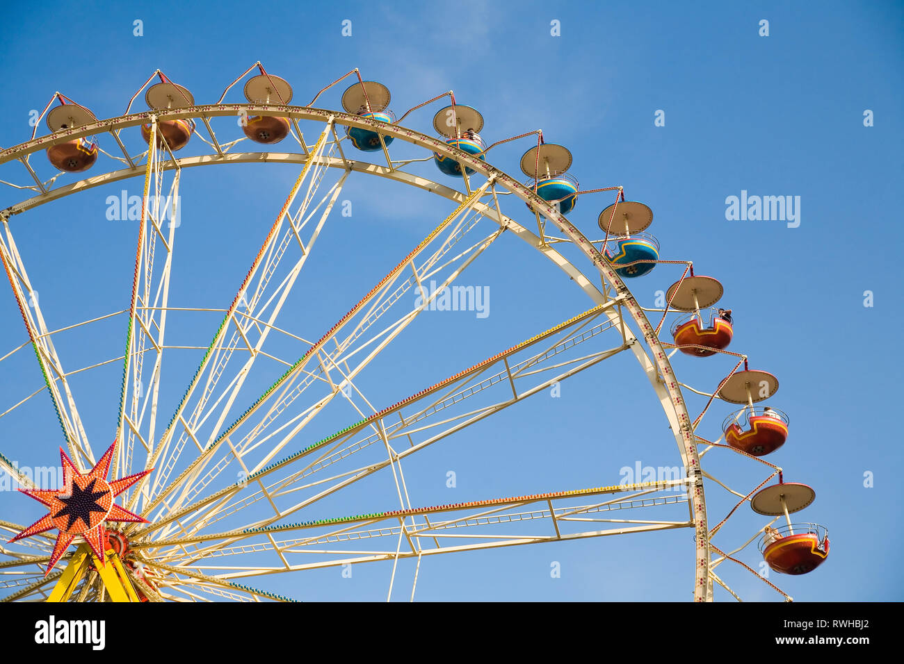 amusement grounds - ferring wheel Stock Photo - Alamy
