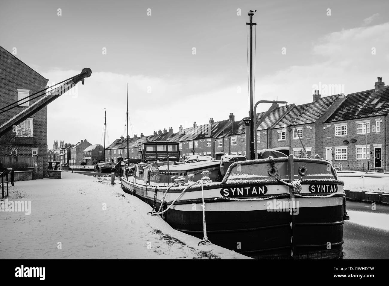 Barge canal house mooring Black and White Stock Photos & Images - Alamy