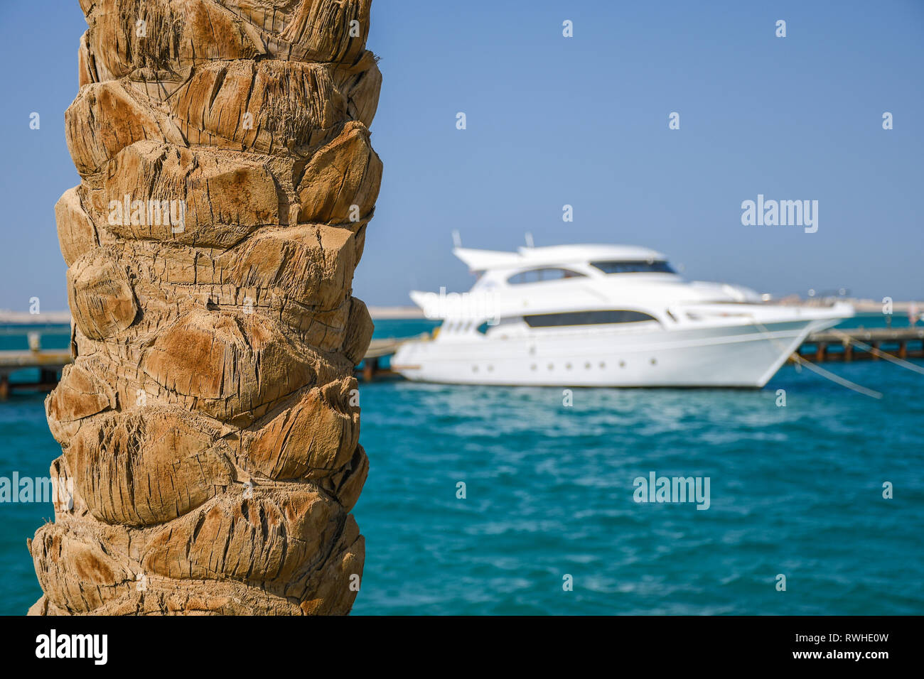 Big yacht anchored sea hi-res stock photography and images - Alamy