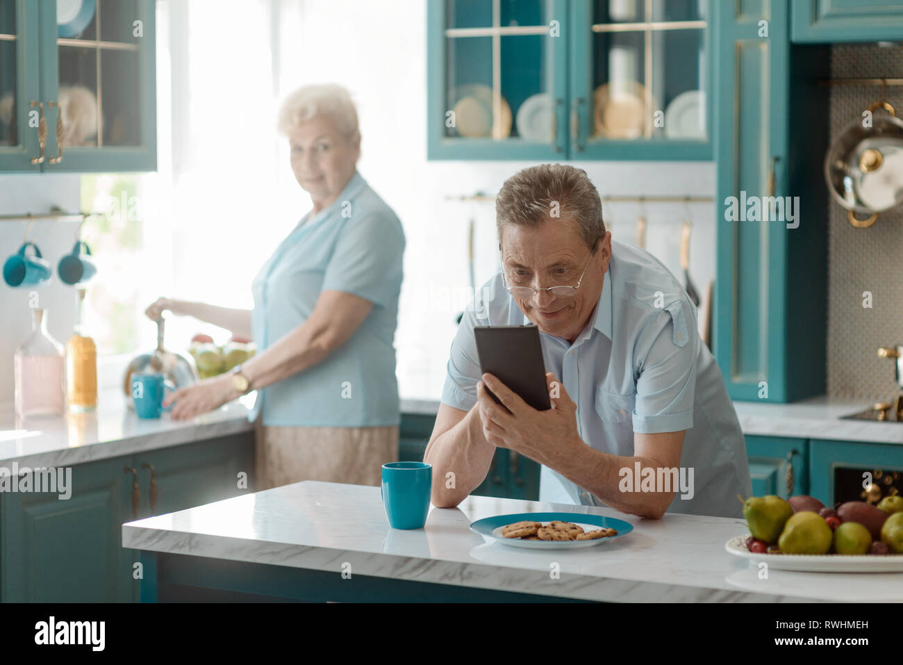 Elderly person web browsing hi-res stock photography and images - Alamy