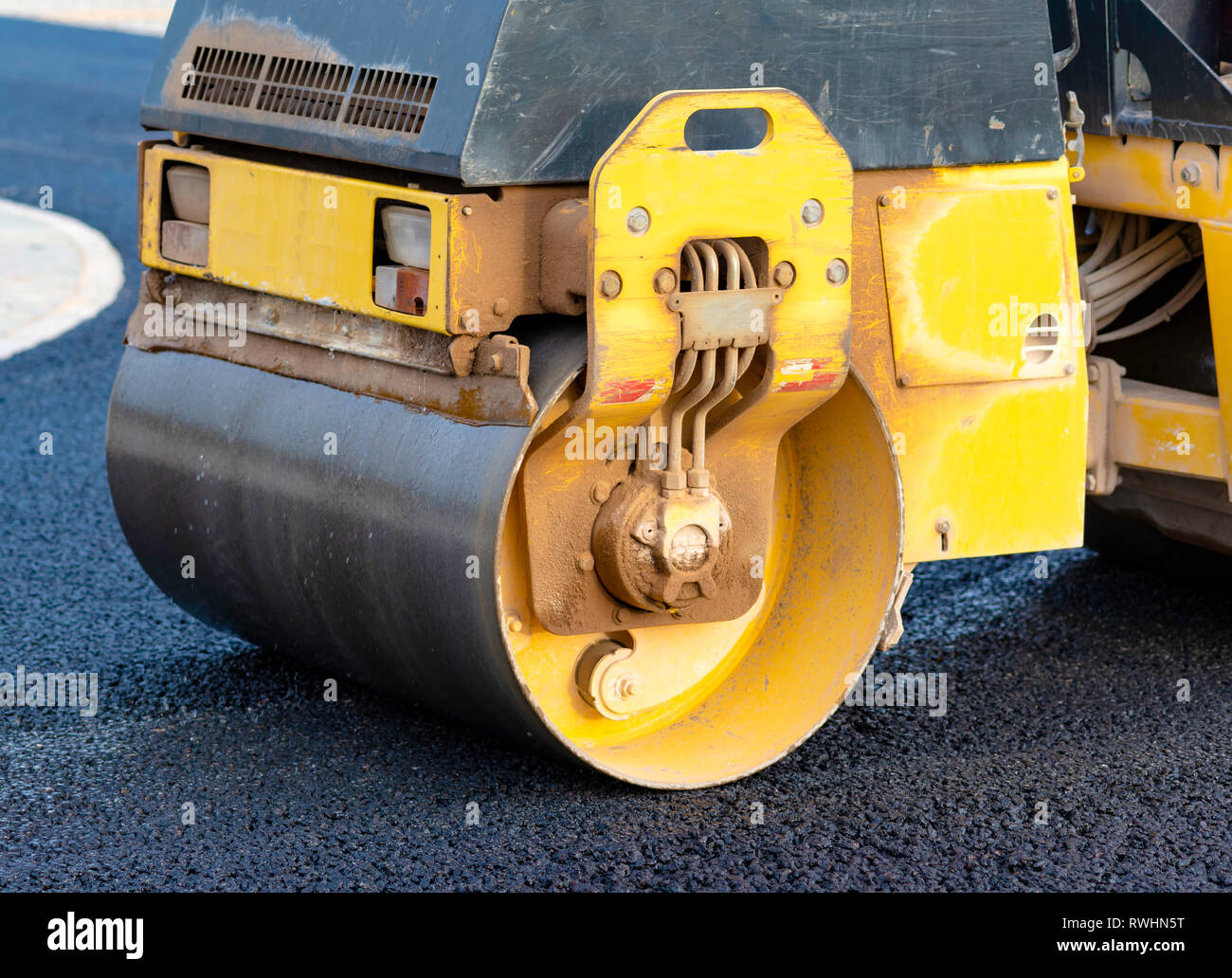 Compact steamroller flatten out the asphalt Stock Photo - Alamy