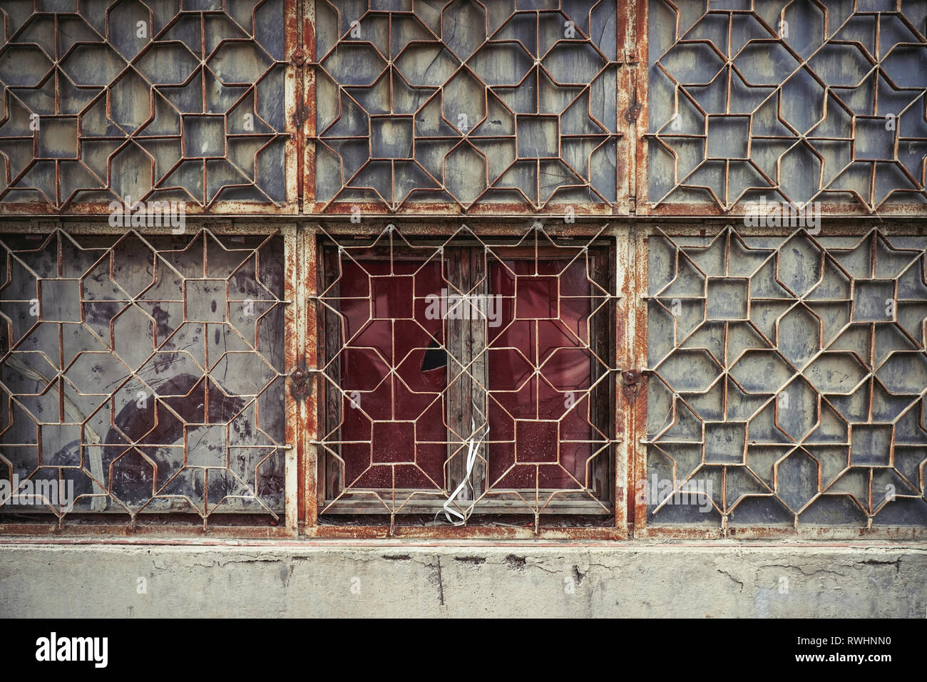 Metal grill fence hi-res stock photography and images - Alamy