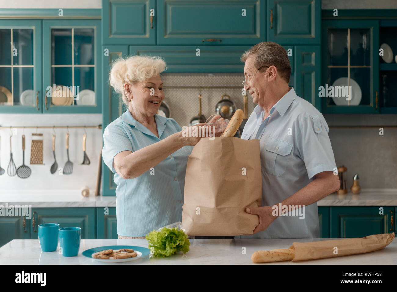 Visiting store elderly woman hi-res stock photography and images - Alamy