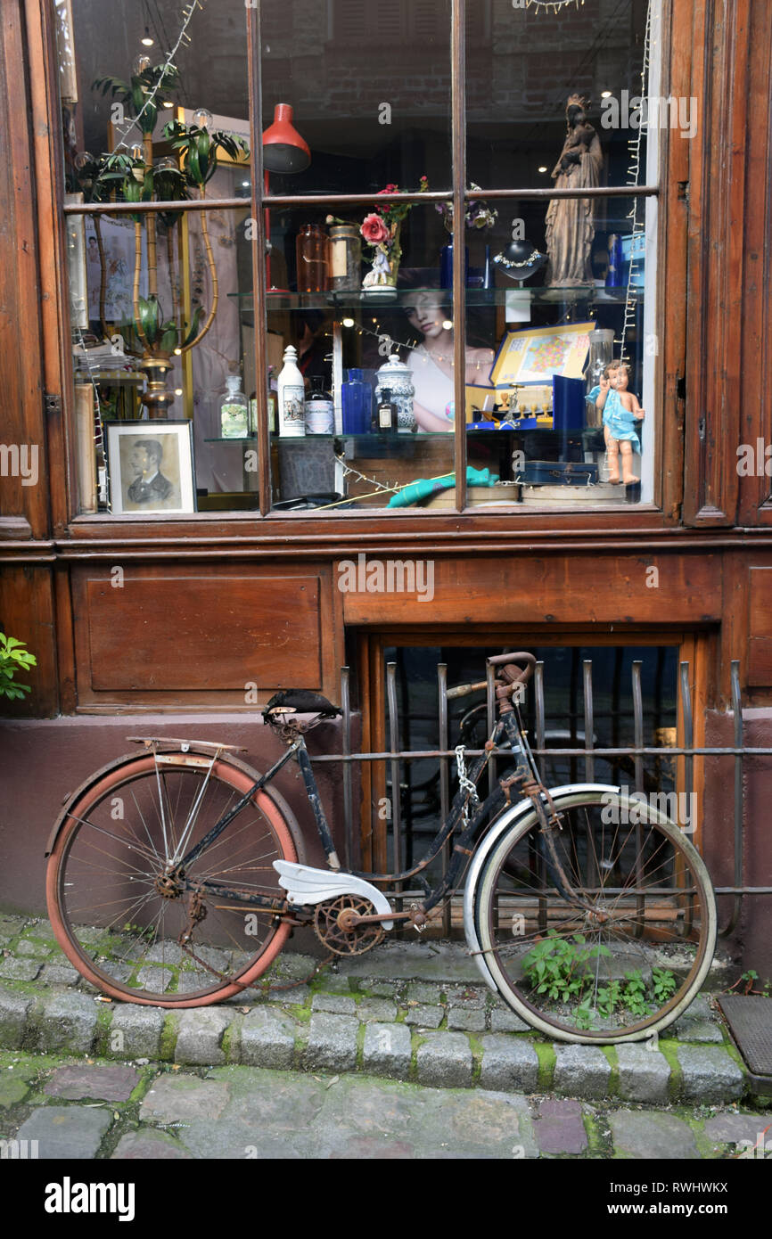 Bicycle shop front hi-res stock photography and images - Alamy
