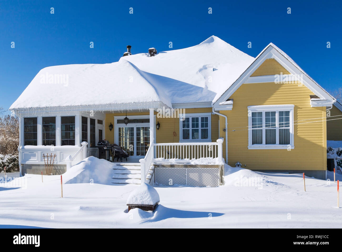 Yellow and white house hi-res stock photography and images - Alamy