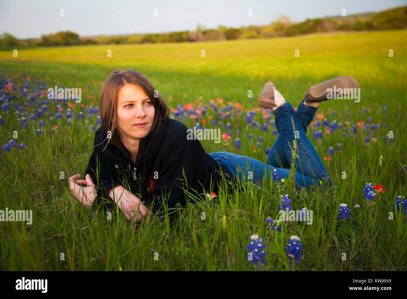 Woman lying on field wildflowers hi-res stock photography and images ...