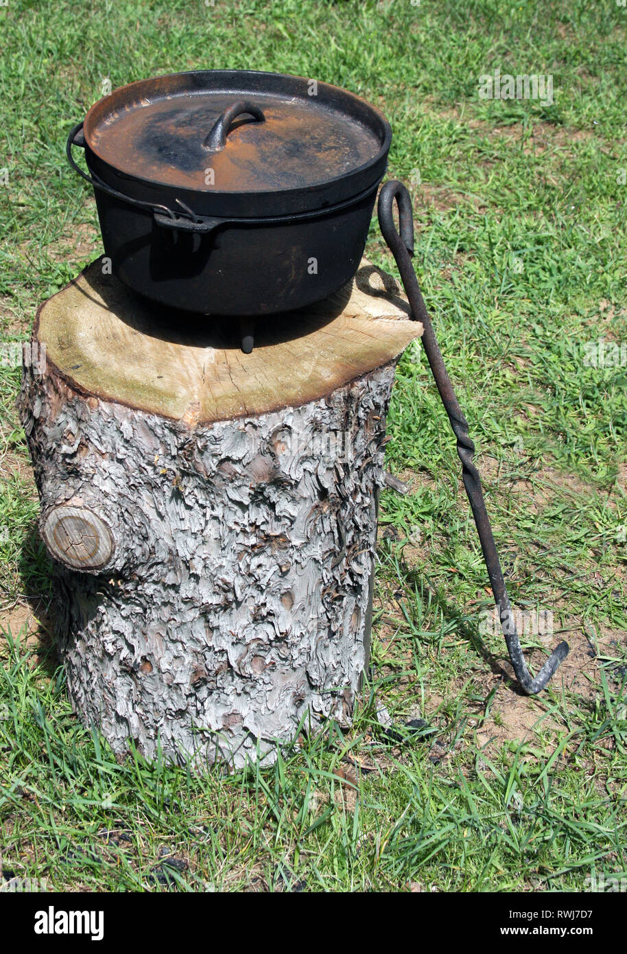 Dutch oven cast iron pot hi-res stock photography and images - Alamy