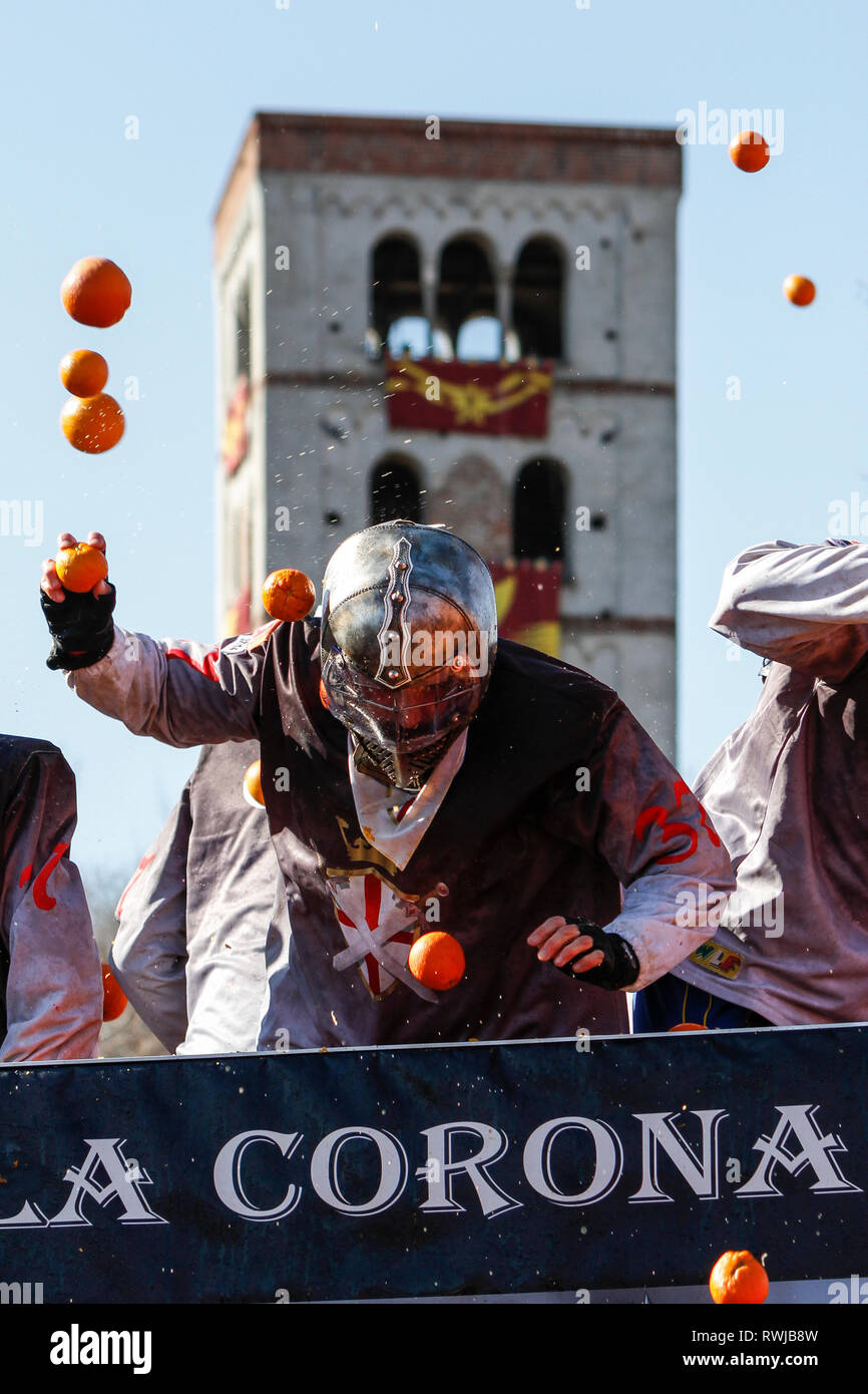 Battle for food hi-res stock photography and images - Alamy