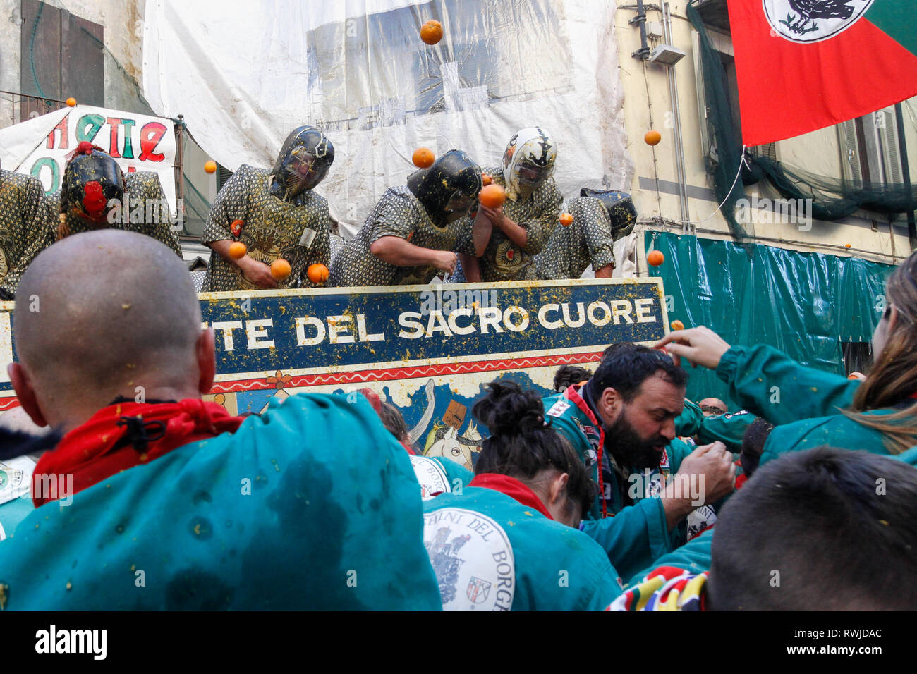 Food battle hi-res stock photography and images - Alamy
