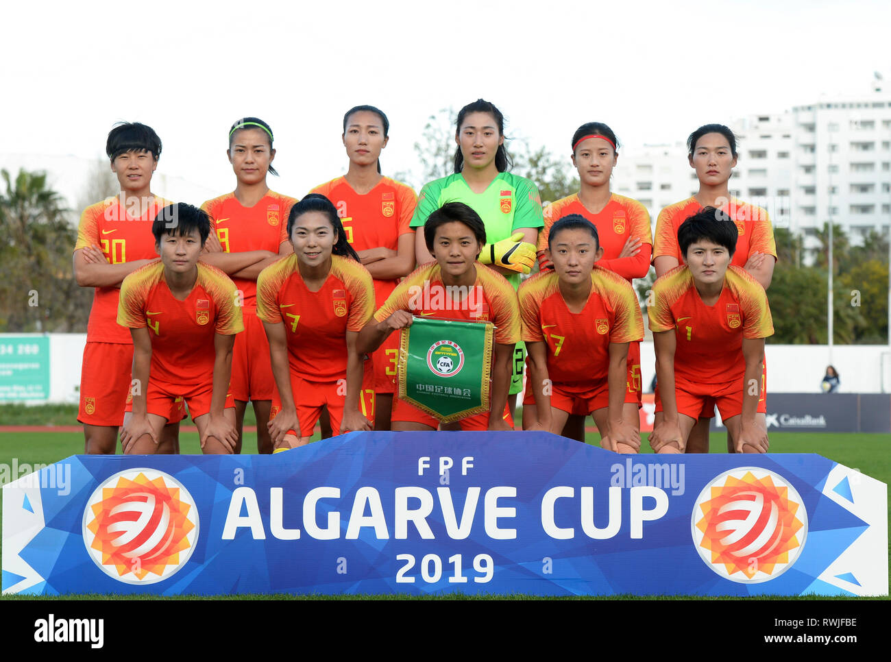 3 4 line up hi-res stock photography and images - Alamy