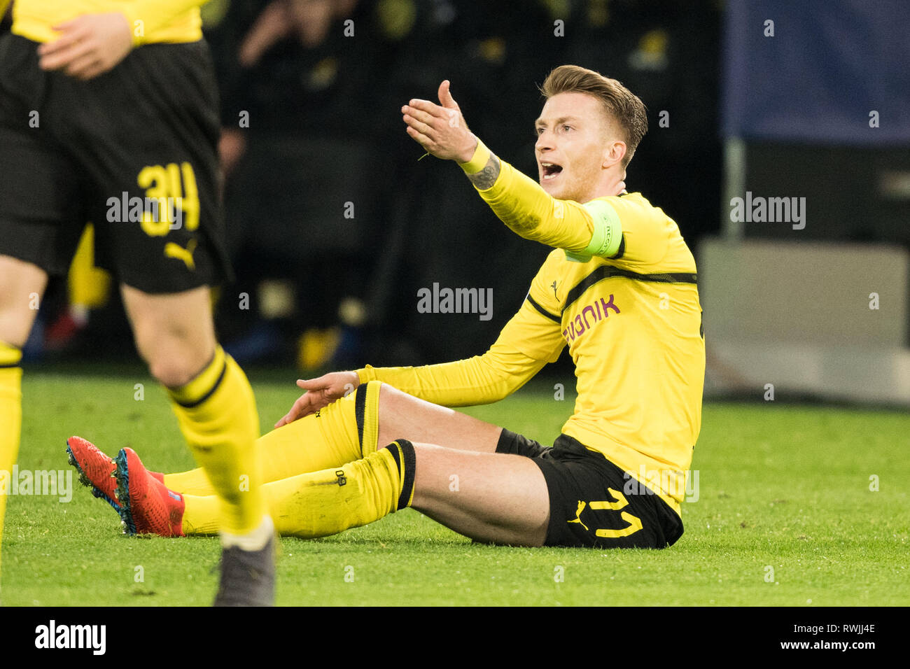 Football player sitting on ground hi-res stock photography and images ...