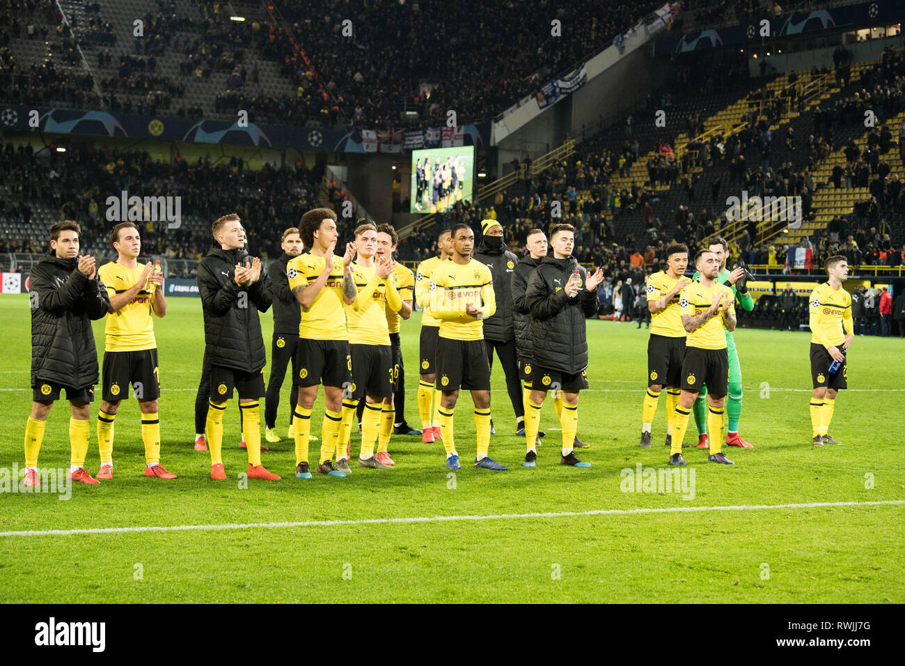 Dortmund, Deutschland. 05th Mar, 2019. The Dortmund players are ...