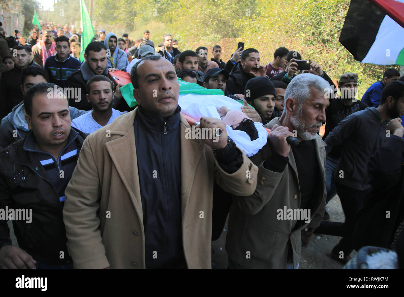 Gaza City, The Gaza Strip, Palestine. 6th Mar, 2019. Relative carry ...