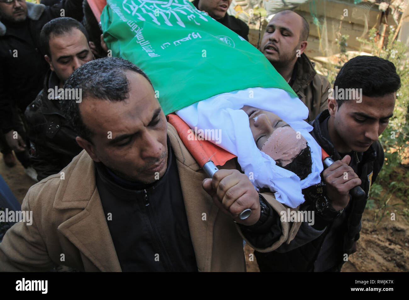 Gaza City, The Gaza Strip, Palestine. 6th Mar, 2019. Relative carry ...