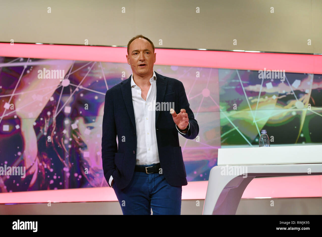 Max CONZE (CEO, Chairman of the Management Board), in the TV studio ...