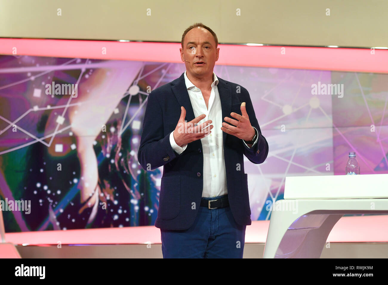 Max CONZE (CEO, Chairman of the Management Board), in the TV studio ...