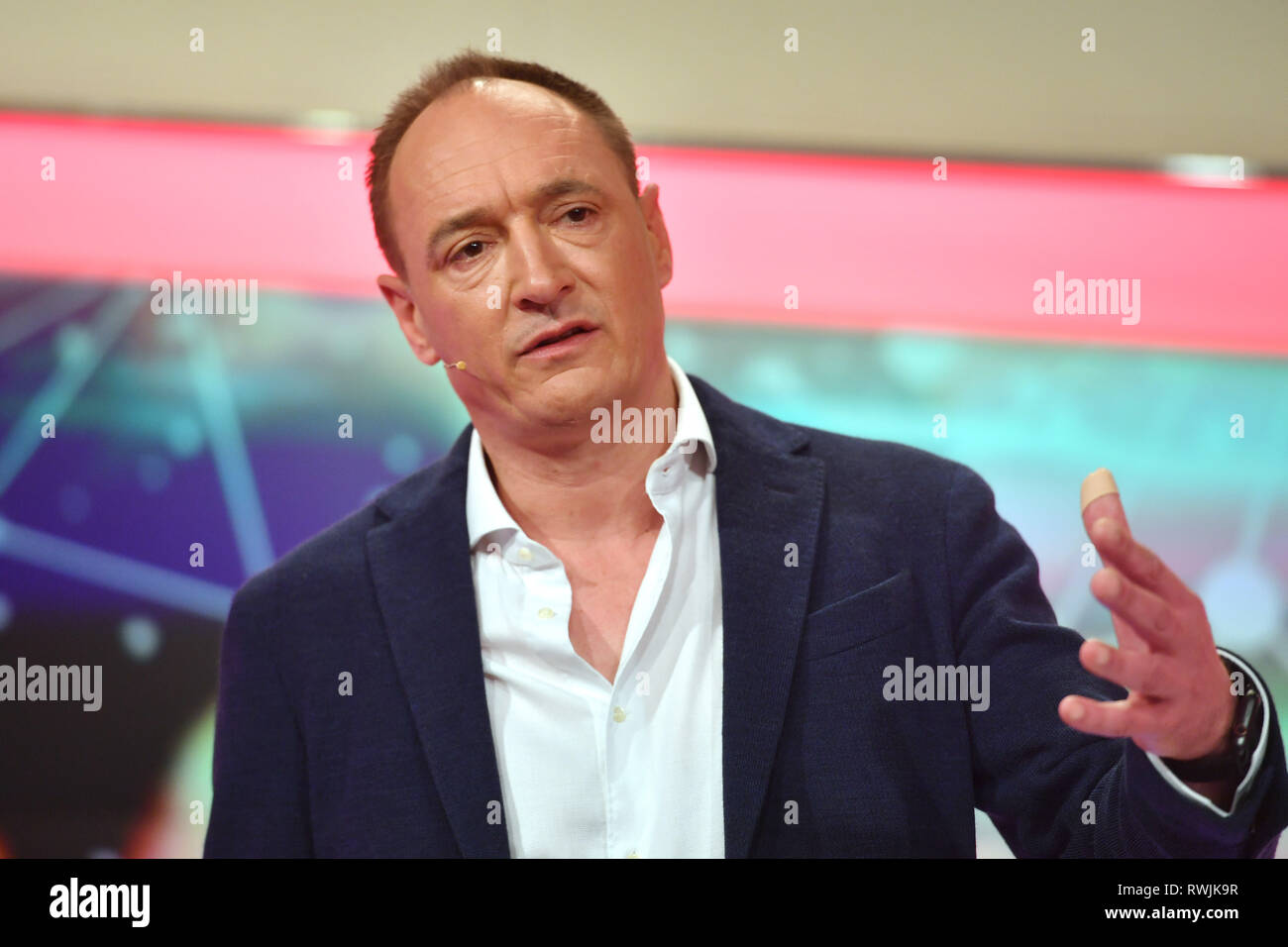 Max CONZE (CEO, Chairman of the Management Board), in the TV studio ...