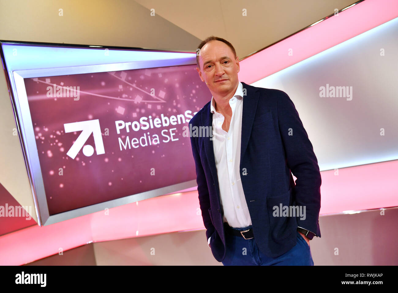 Max CONZE (CEO, Chairman of the Management Board), in the TV studio ...