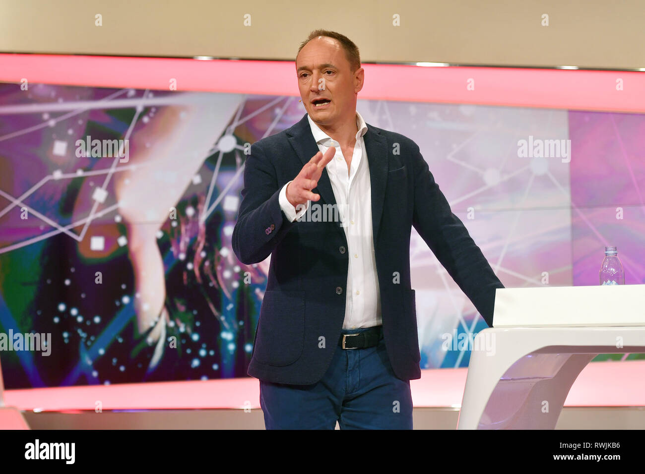 Max CONZE (CEO, Chairman of the Management Board), in the TV studio ...