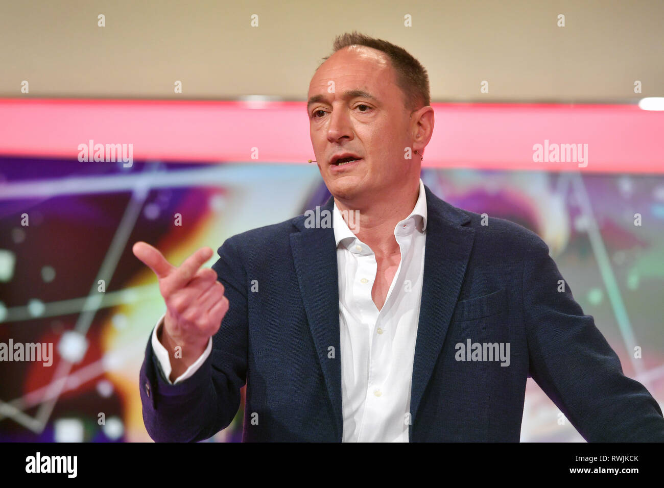 Max CONZE (CEO, Chairman of the Management Board), in the TV studio ...