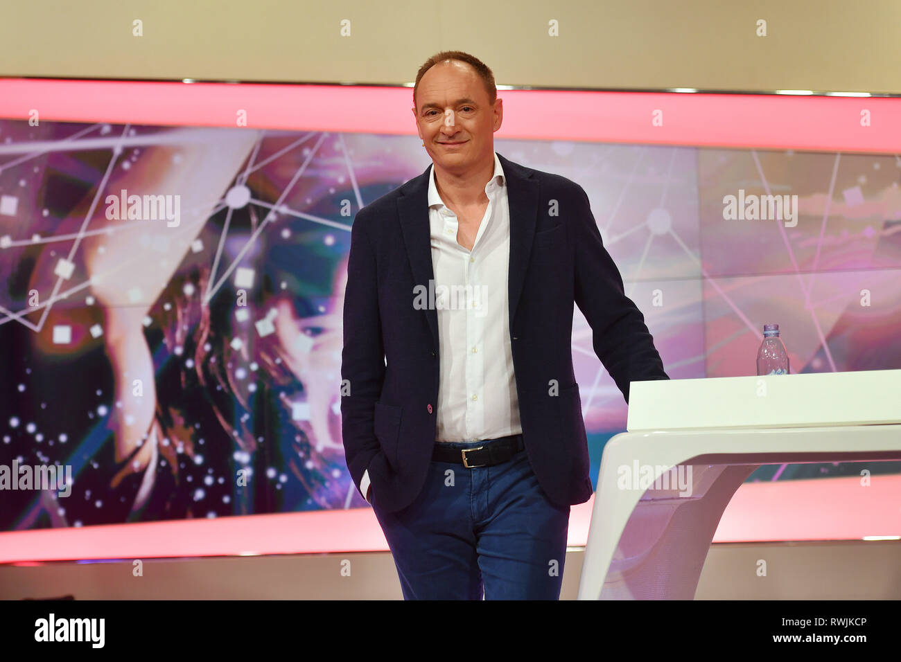 Max CONZE (CEO, Chairman of the Management Board), in the TV studio ...