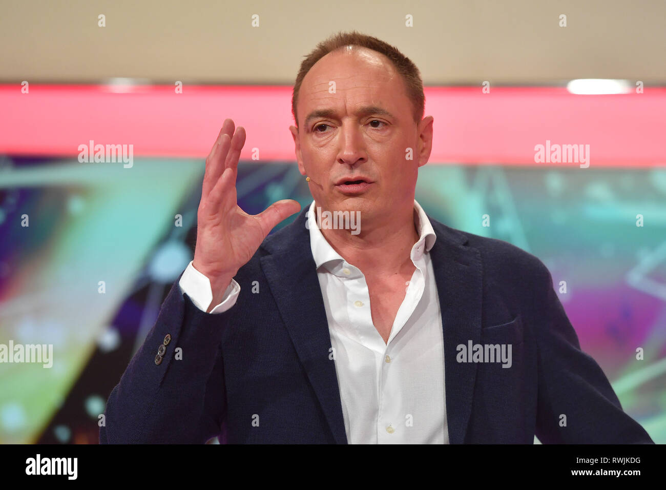 Max CONZE (CEO, Chairman of the Management Board), in the TV studio ...