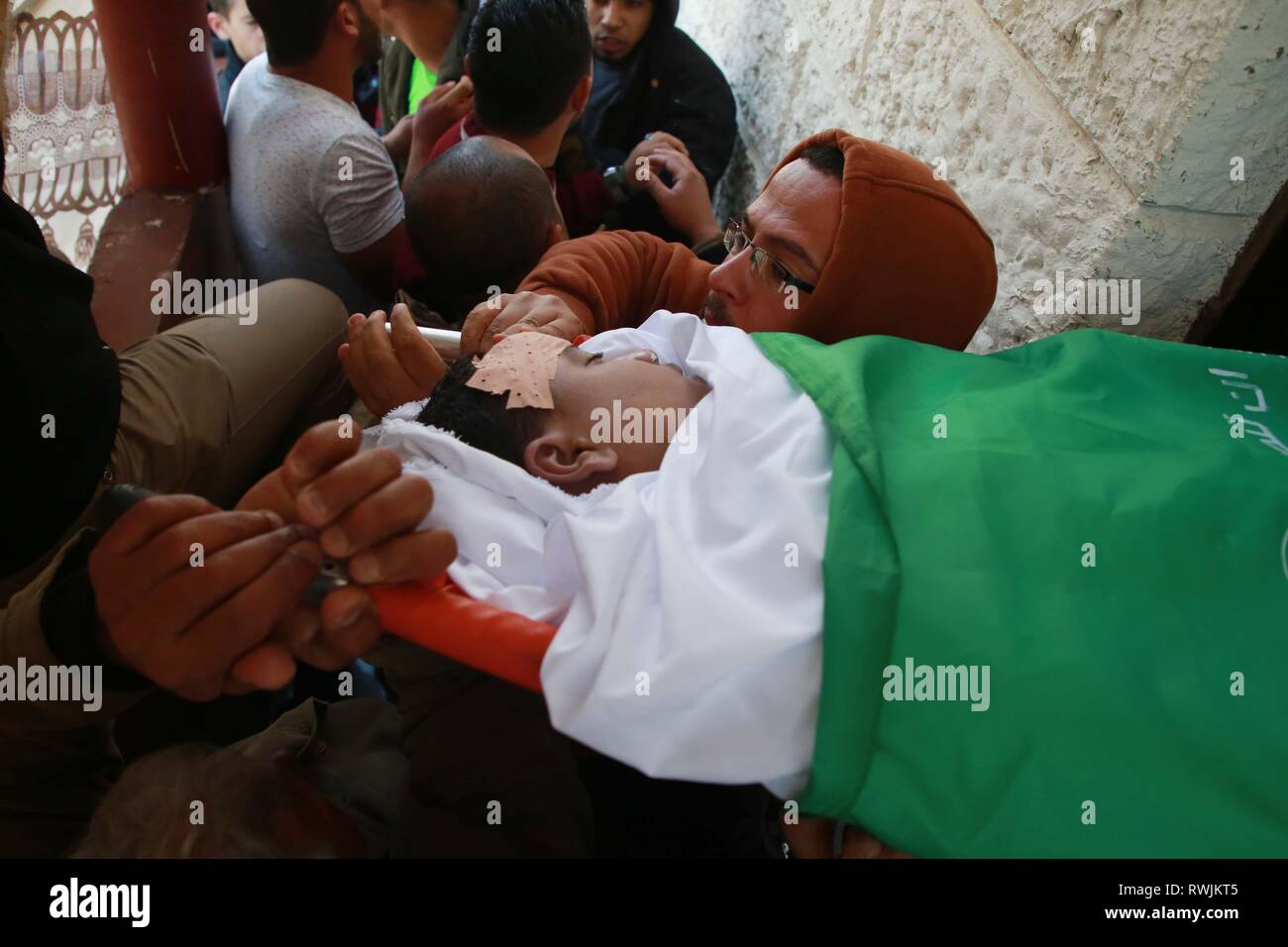Gaza City, The Gaza Strip, Palestine. 7th Mar, 2019. Relative carry ...