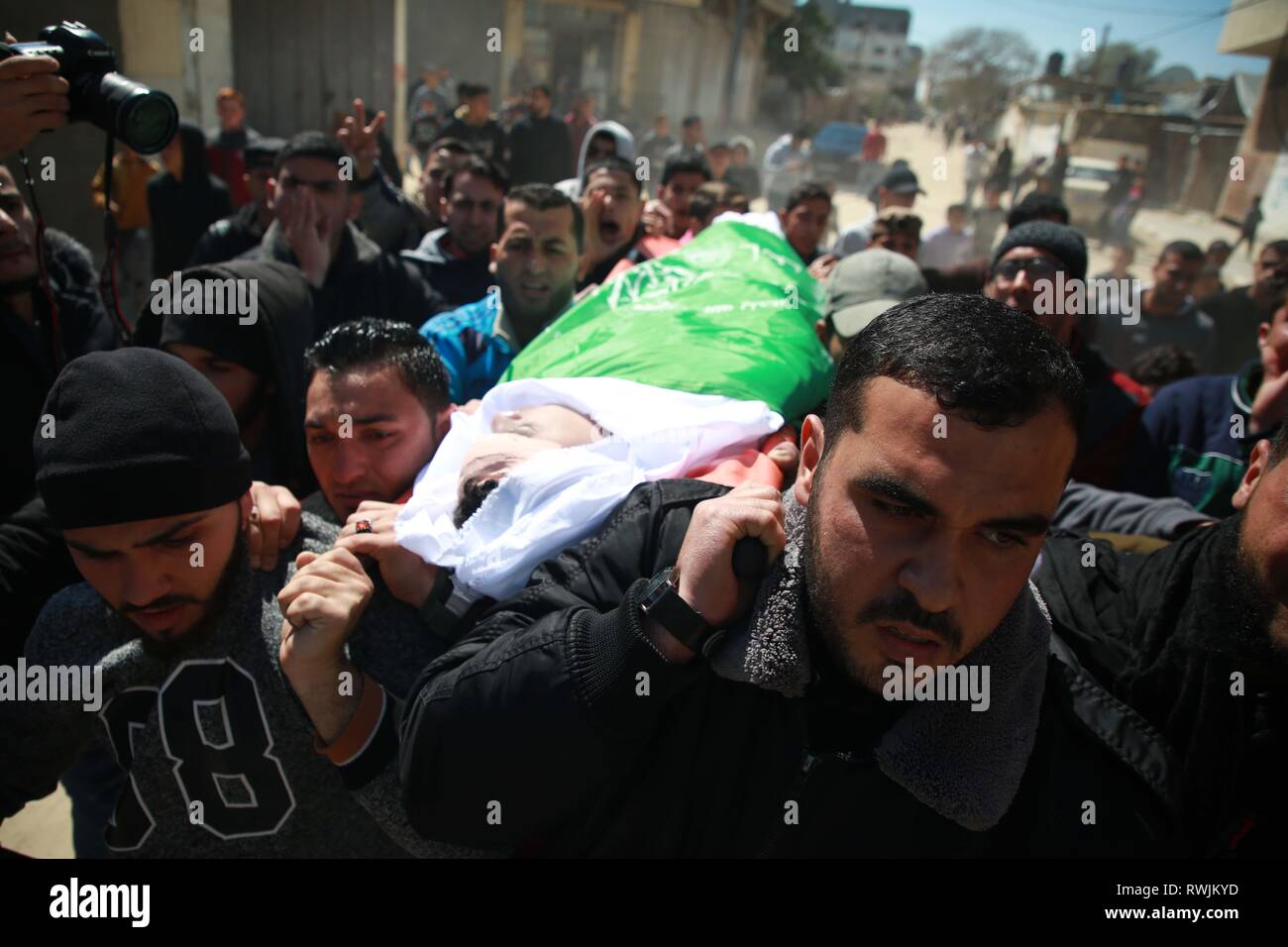 Gaza City, The Gaza Strip, Palestine. 7th Mar, 2019. Relative carry ...