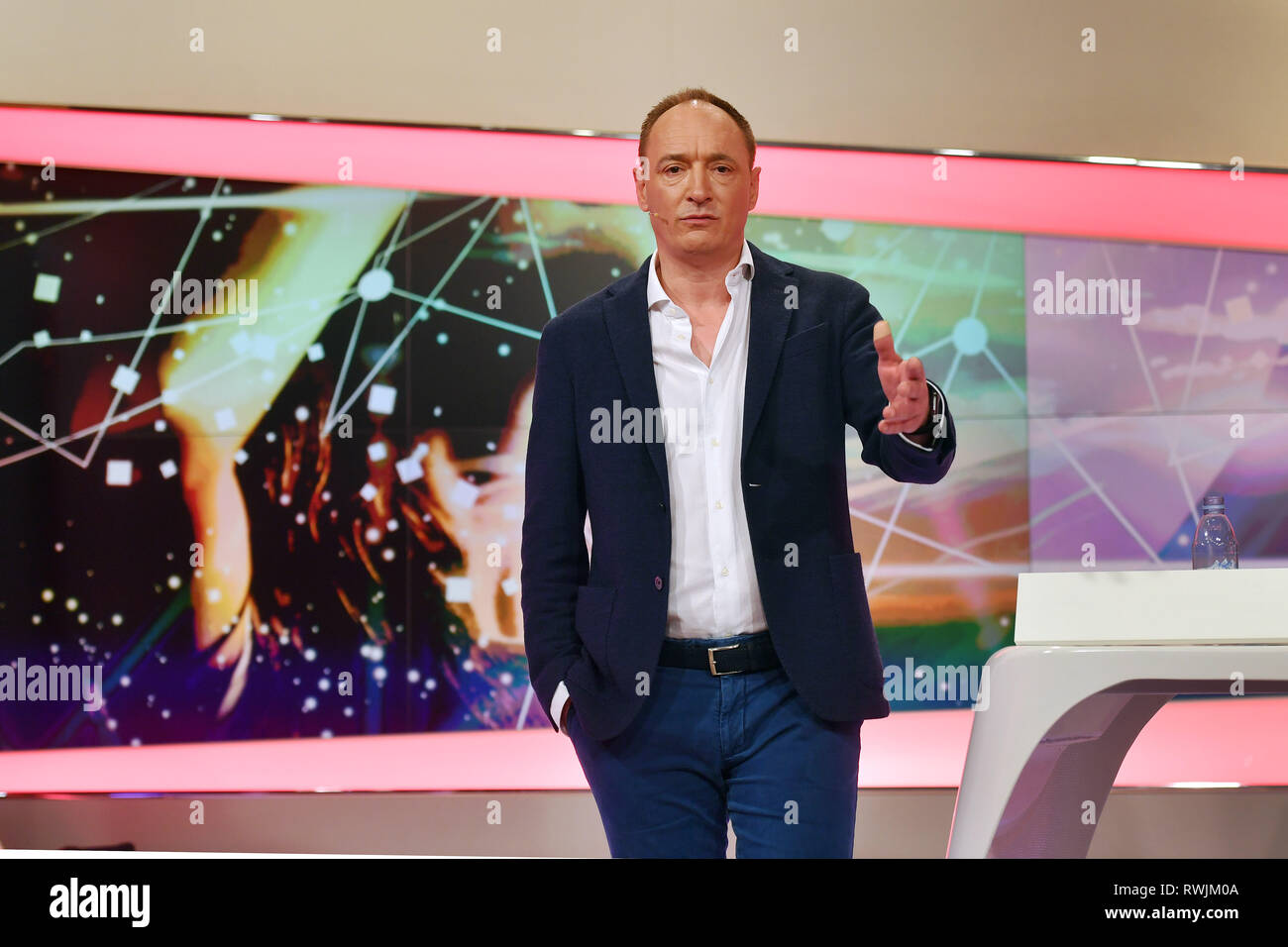 Max CONZE (CEO, Chairman of the Management Board), in the TV studio ...