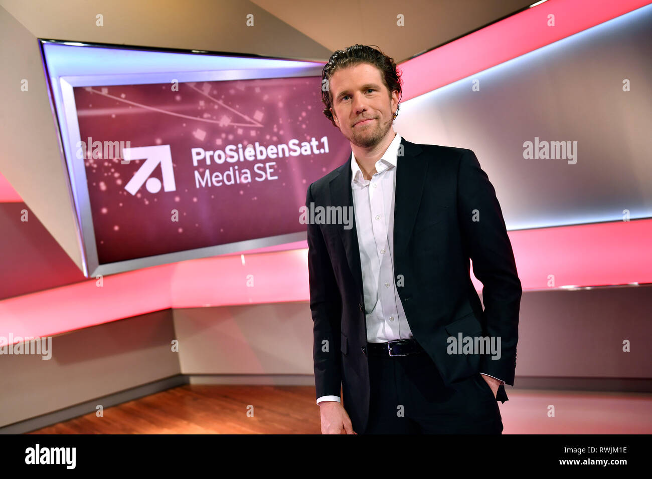 Jan KEMPER (CFO, Chief Financial Officer), in the TV studio, single ...