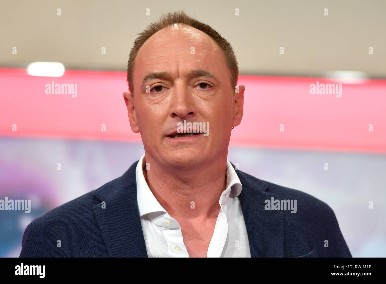 Max CONZE (CEO, Chairman of the Management Board), in the TV studio ...