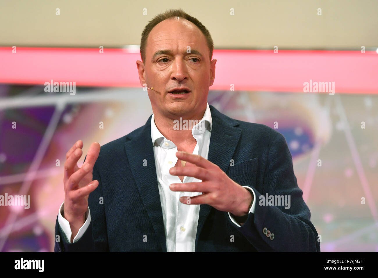 Max CONZE (CEO, Chairman of the Management Board), in the TV studio ...